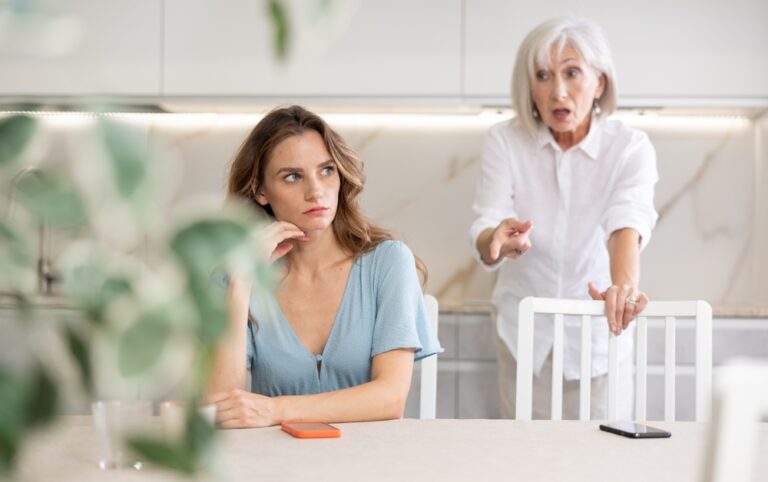 Faire Face à Une Famille Toxique : 16 Signes Que Votre Famille Ne Se ...