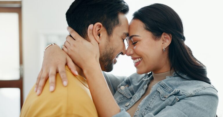 Comment Savoir Si Un Homme Est Émotionnellement Attaché ? 15 Signes Clairs
